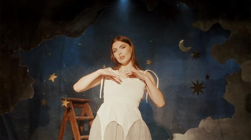 Emmeline premieres video for new single Dust | Live4ever Media